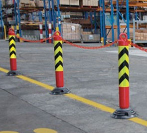 Plastic two-piece rebound bollard with chain loop - Spacepac Industries